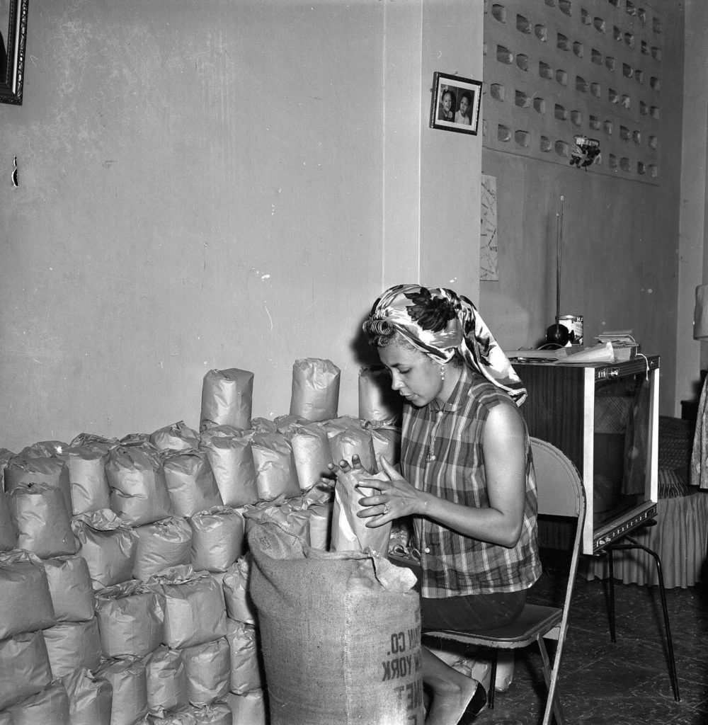 Fotografía - Repartición de alimentos - Memoria de Abril